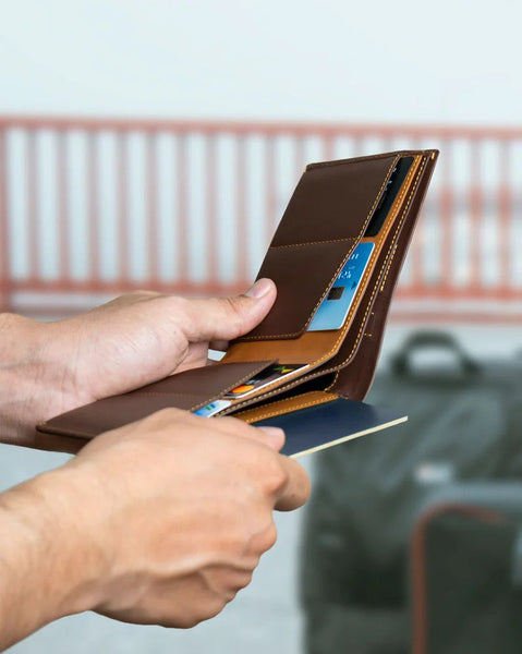 How_to_Keep_Wallet_Safe_When_Traveling_grande.jpg?v=1679162035